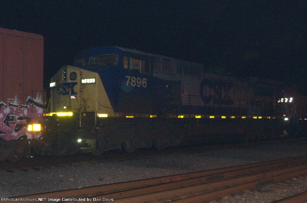 CSX C40-8W 7896 in YN2 paint trails on Q301-27